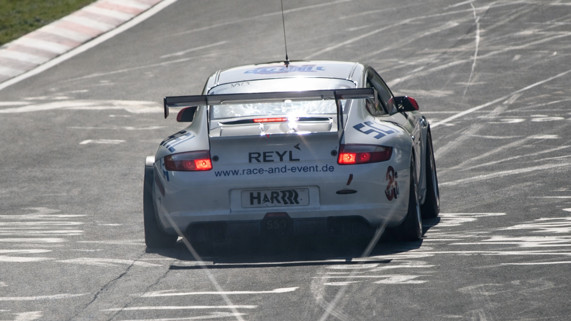 Porsche 911 loses tyre during Nürburgring lap