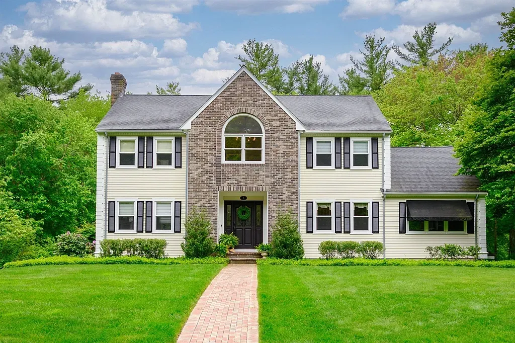 East Bridgewater home on Pheasant Run sells for $829K
