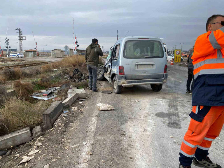 Tır ile hafif ticari aracın çarpıştığı kazada yaşlı adam hayatını kaybetti