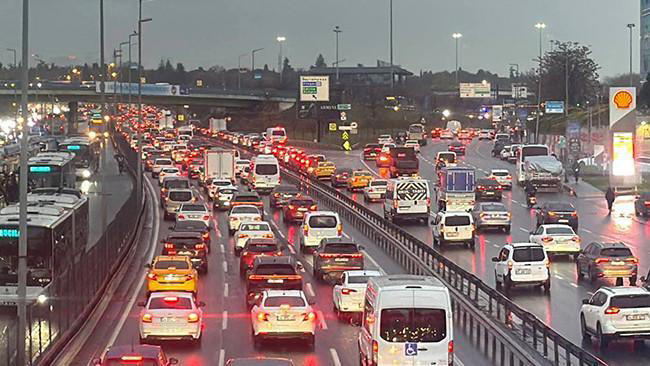 İstanbul'da trafik yoğunluğu yüzde 85'e çıktı: Bazı yerlerde araçlar ...