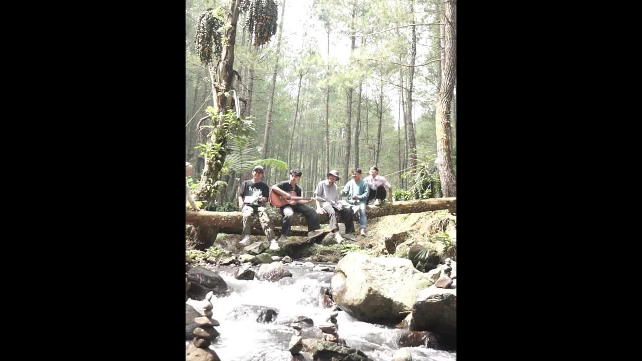 Friends fall into stream after tree trunk breaks in Sumedang, Indonesia