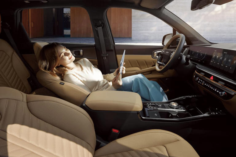 The Kia Sorento hybrid everyone’s suddenly talking about—and why it’s ...