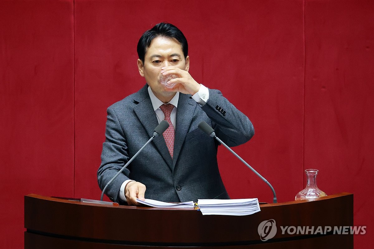 (Lead) Opposition leader's 24-hour filibuster breaks record