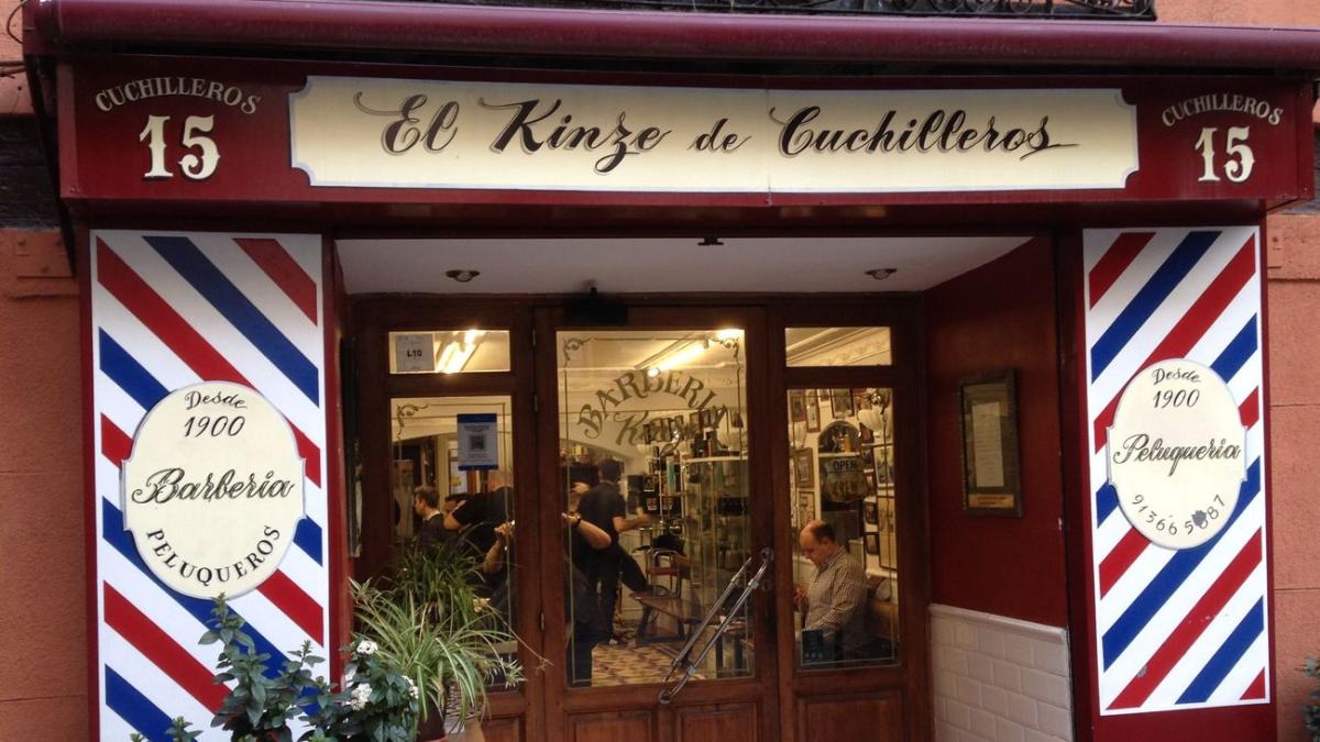 La centenaria barbería Kinze de Cuchilleros de Madrid echa el cierre ...