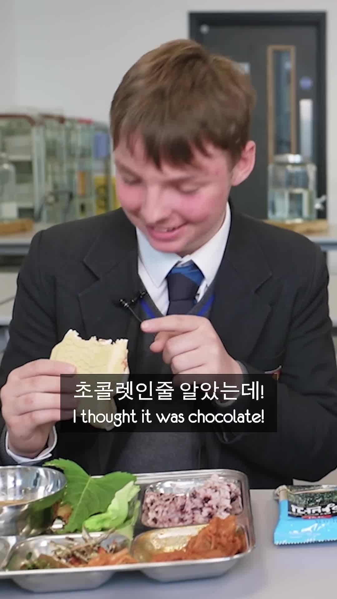 UK students try Korean fish-shaped ice cream for the first time!