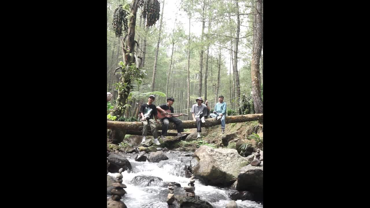 Friends fall into stream after tree trunk breaks in Sumedang, Indonesia