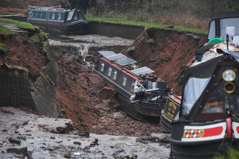 'Titanic moment' say witnesses as boats fall into canal 'sinkhole'