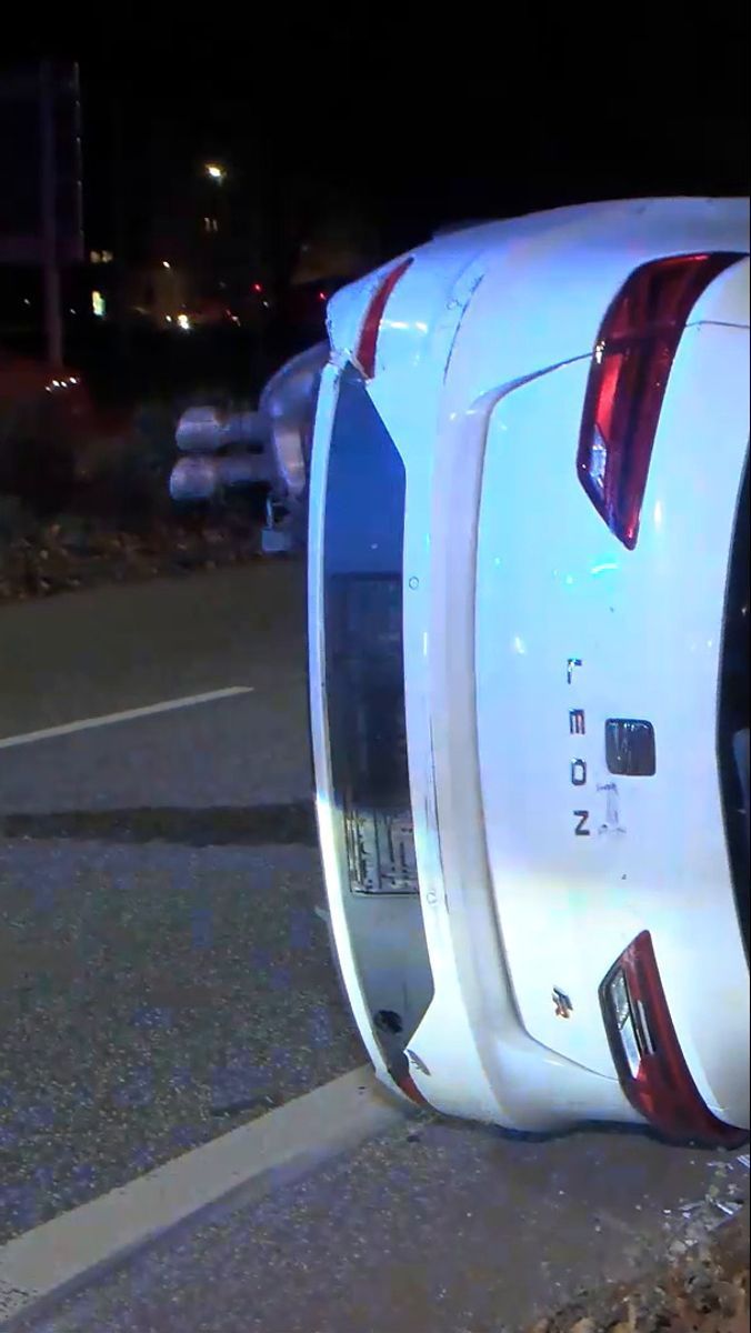 Vom Laster gefallen: Auto landet auf Radweg