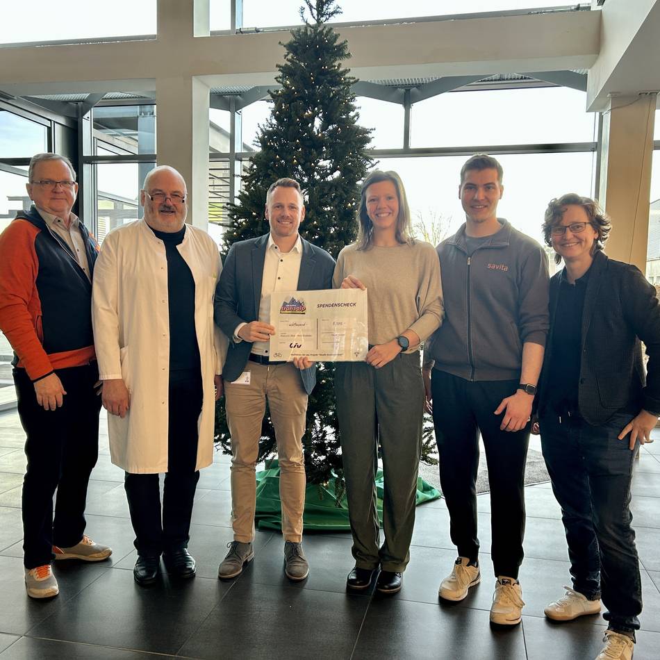 Frauen radeln für Endometriose-Forschung über die Alpen