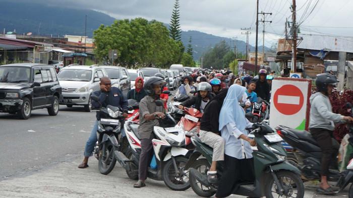 Kabar BBM masuk via udara beredar, warga Bener Meriah padati SPBU Pante ...