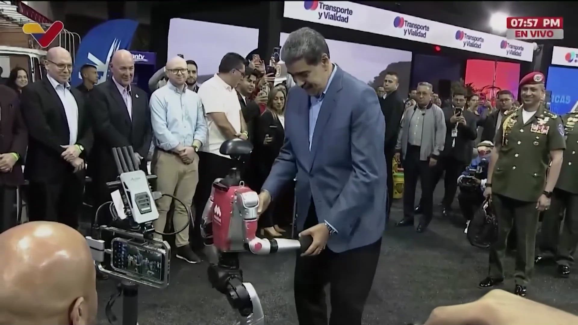 Maduro baila con un perro robot al ritmo de música navideña venezolana