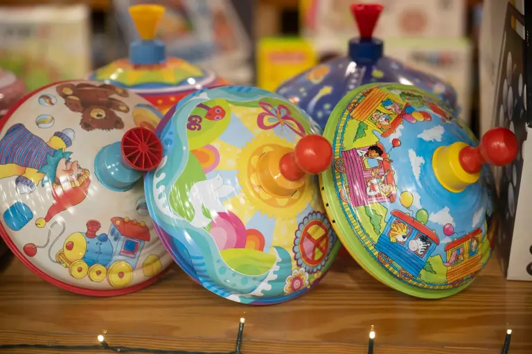 Μπήκαμε στο παλαιότερο παιχνιδάδικο της Ελλάδας. Ο Δαμίγος έκλεισε 100 ...