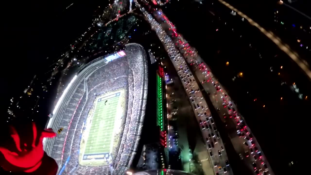 Army paratrooper lands inside stadium for Chicago Bears game