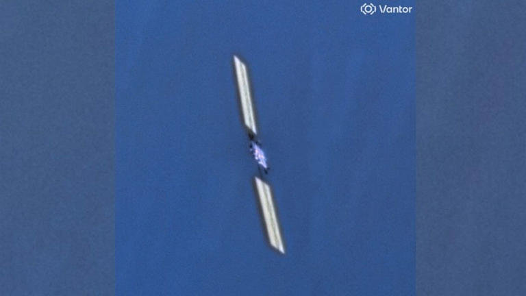 Doomed SpaceX Starlink satellite photographed from orbit