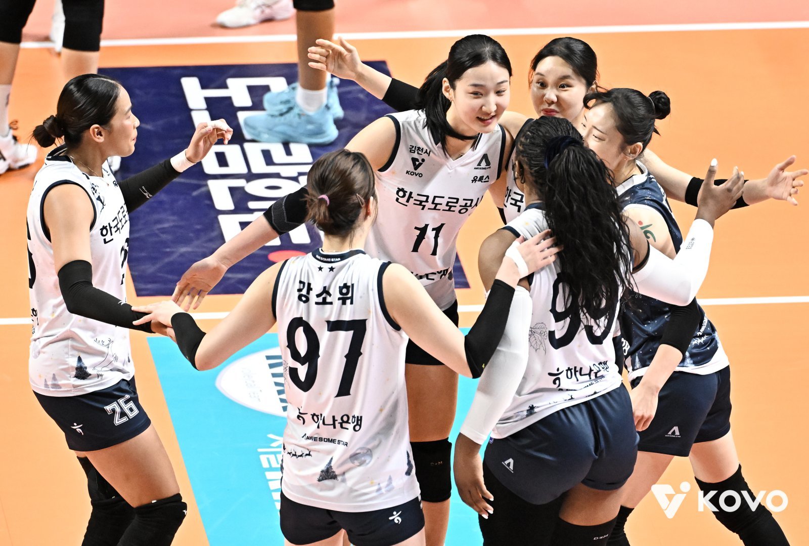 [SD 장충 라이브] ‘48점 합작’ 모마-타나차 앞세운 한국도로공사, GS칼텍스 리버스스윕으로 꺾고 선두 굳히기