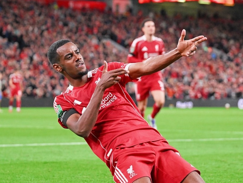 Liverpool's Alexander Isak faces two months out after 'reckless' tackle ...