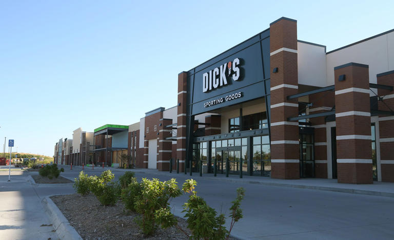 How late will Des Moines metro stores be open on Christmas Eve?