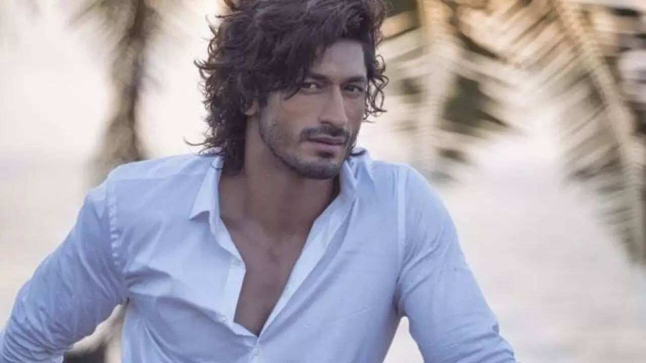 Watch: Vidyut Jammwal pours hot wax on his face; 'Commando' co-star ...