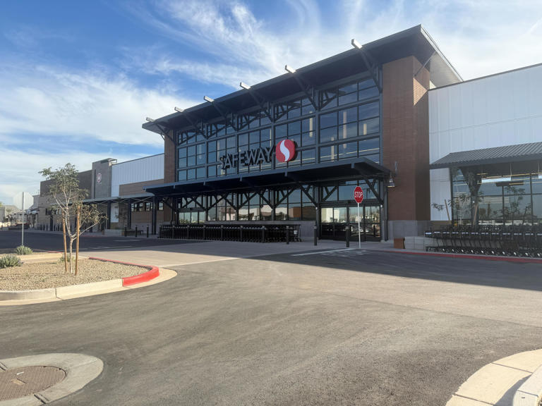 A new Safeway grocery store opens its doors in metro Phoenix