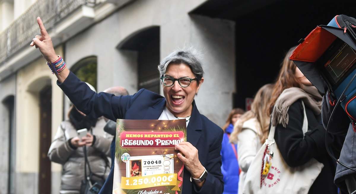 Raquel (68 años), lotera y jubilada, reparte íntegro el segundo premio ...