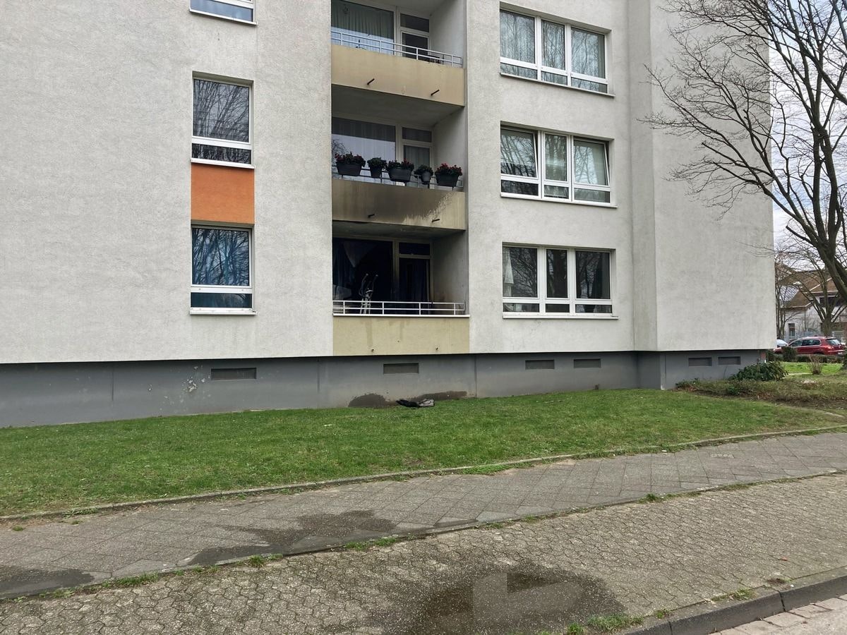 Brand in Ratingen-West: Unbekannte werfen Böller auf Balkon – Wohnung ...