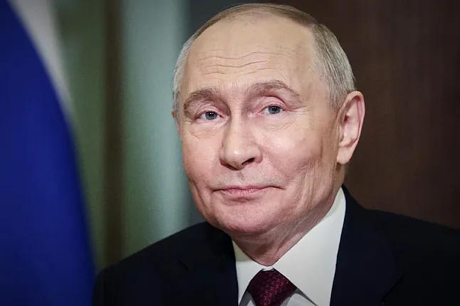 Russia slows down WhatsApp and urges its citizens to download national apps