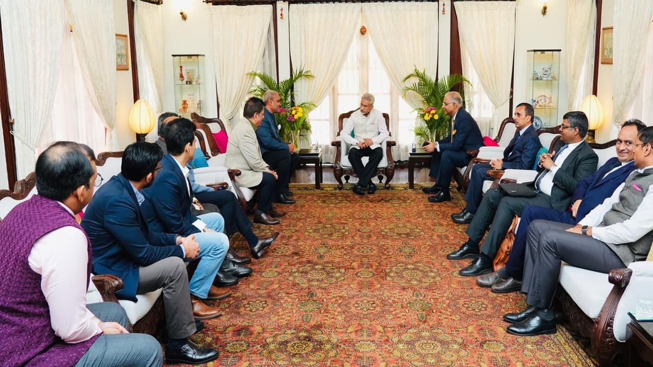 Jaishankar meets Indian businesses in Lanka, lauds Cyclone Ditwah aid