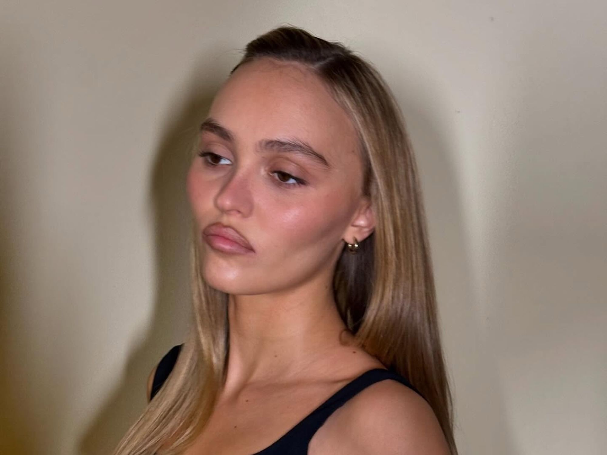 The cool-toned milk tea hair trend is piping hot