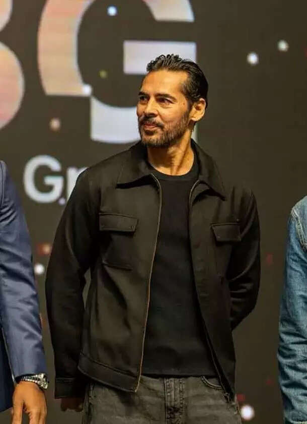 Cricket icons, movie stars bond over a fun-filled Sunday evening