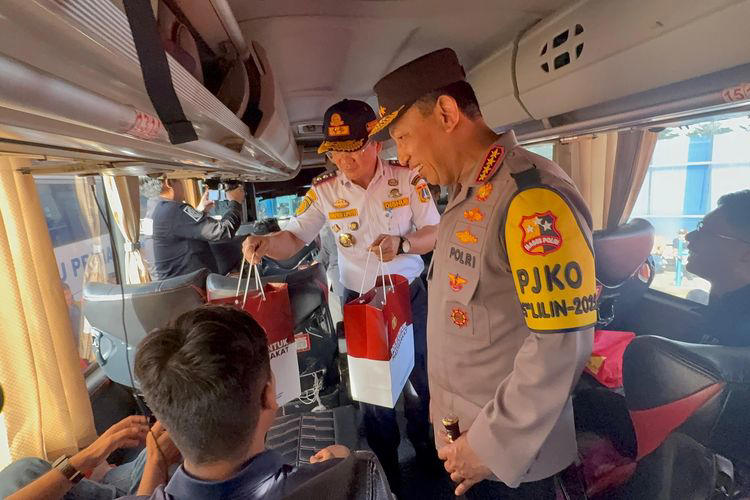 Kapolri cek Terminal Pulo Gebang, tes urine sopir dan ramp check ...