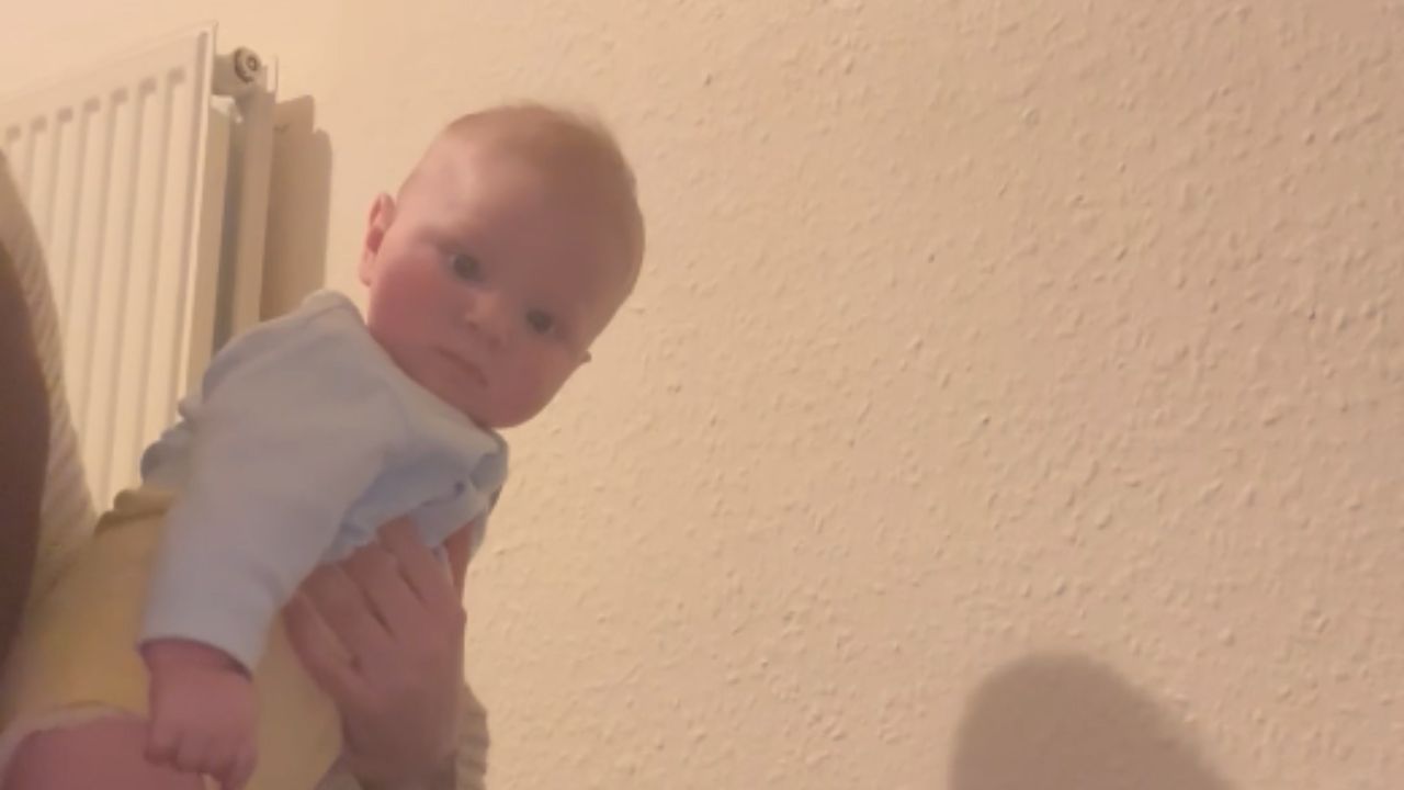 'Nooo!' - Mom has a hard time getting her baby's foot print *Hilarious ...