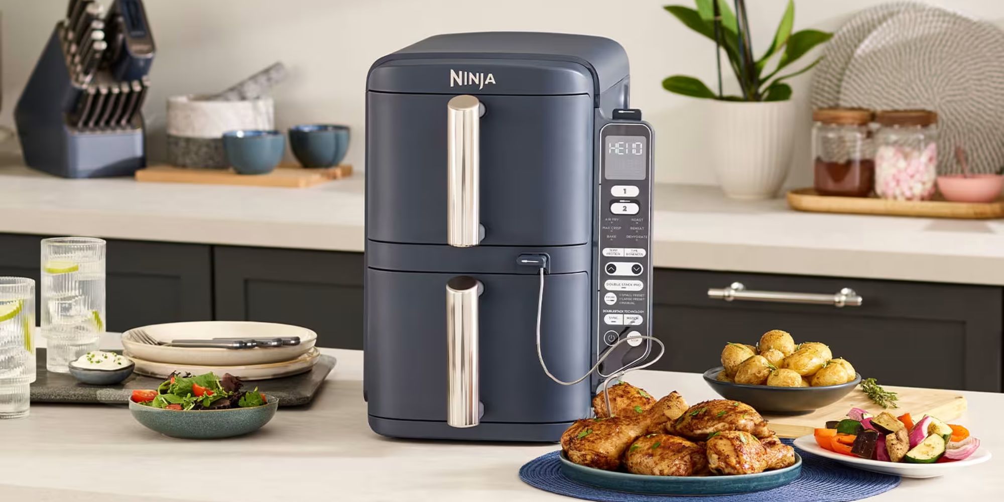 Non vous ne rêvez pas, cet airfryer Ninja Double Stack XL profite bien ...