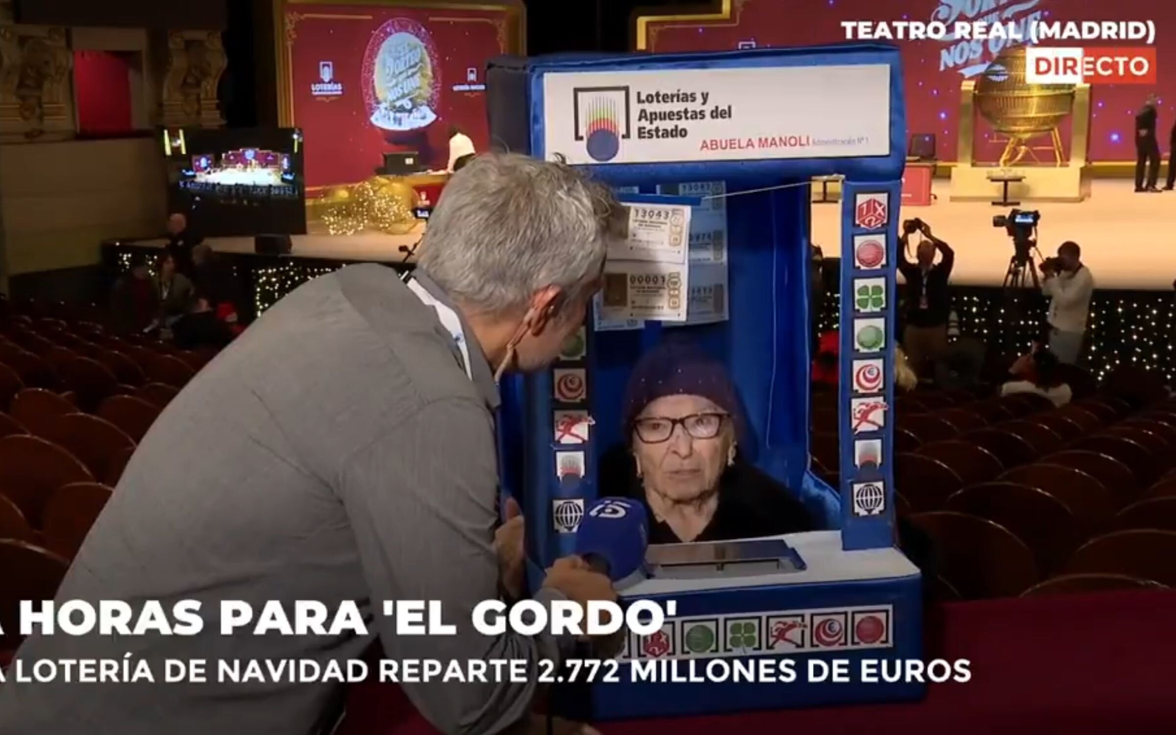 La aparatosa caída de una mujer en la Lotería de Navidad al despedirse ...