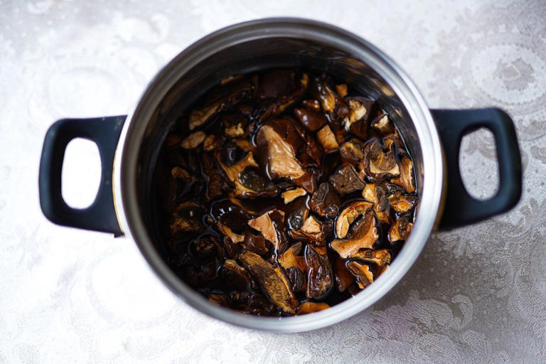 Wlewam kropelkę do moczenia grzybów. Cała gorycz znika, są miękkie, a ...