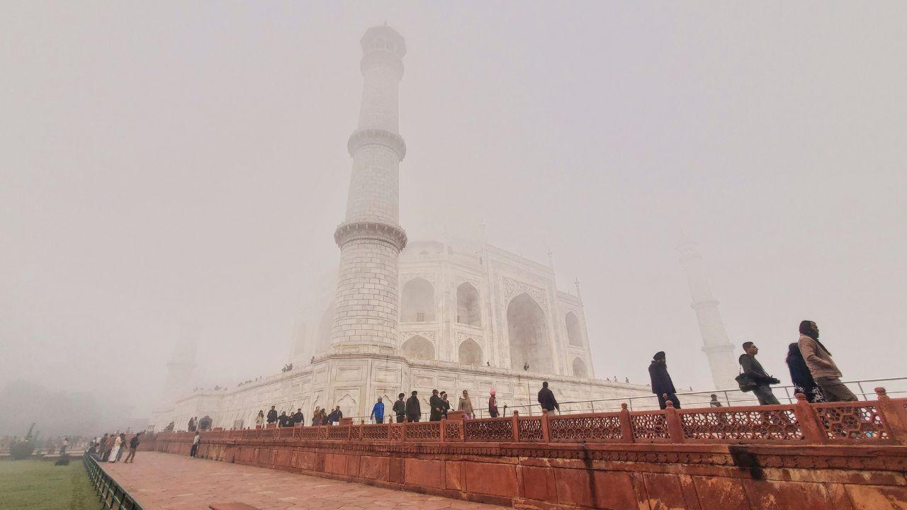 IN PHOTOS Thick blanket of smog shrouds the iconic Taj Mahal as Agras ...