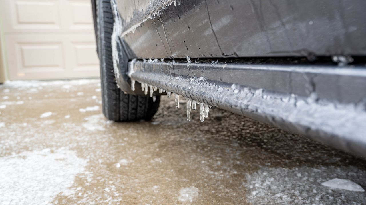 This kitchen staple melts ice on your driveway — and it's better than salt