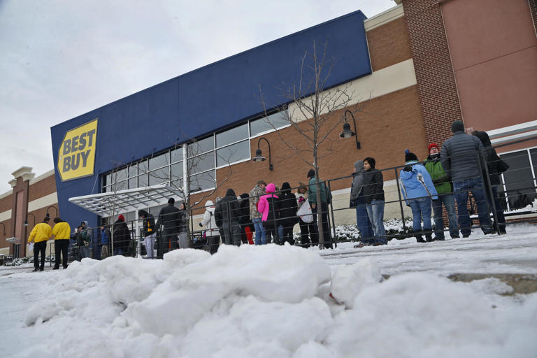 How late will Des Moines metro stores be open on Christmas Eve?
