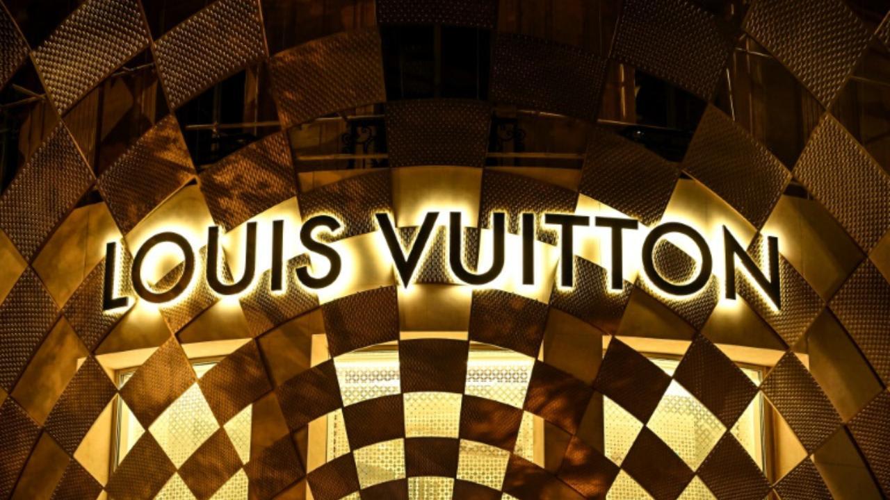 Olsen twins' Louis Vuitton ad leaves fans stunned, fuels AI ...