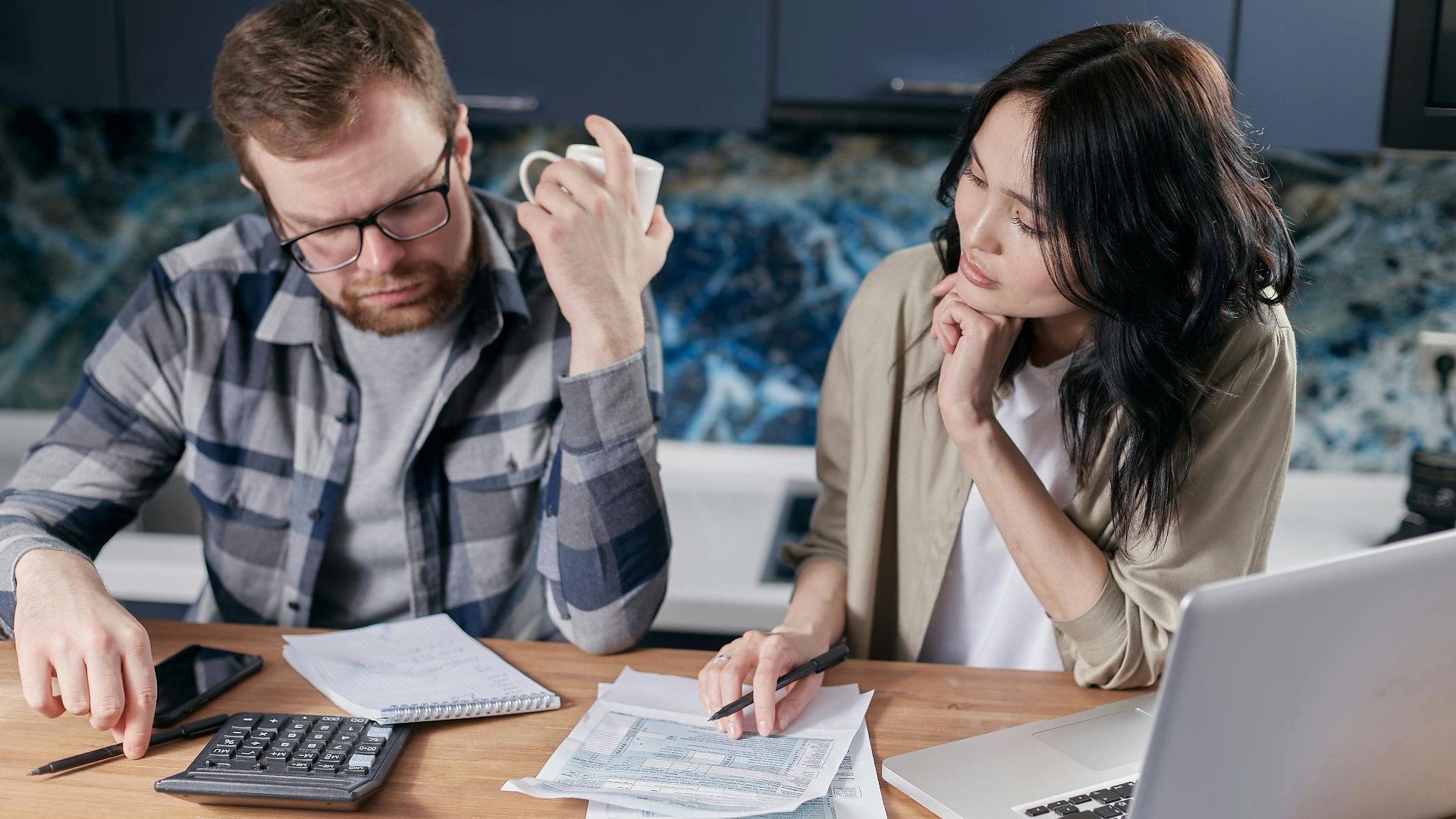 10 things even happy couples fight about & 10 things they never argue over