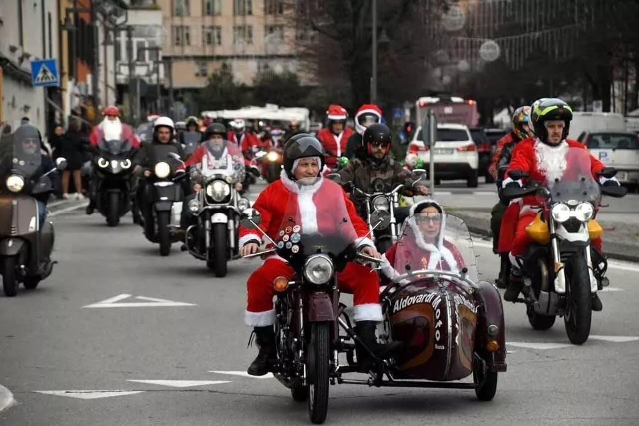 Trecento moto uniscono Massa e Carrara: i Babbo Natale hanno portato i ...