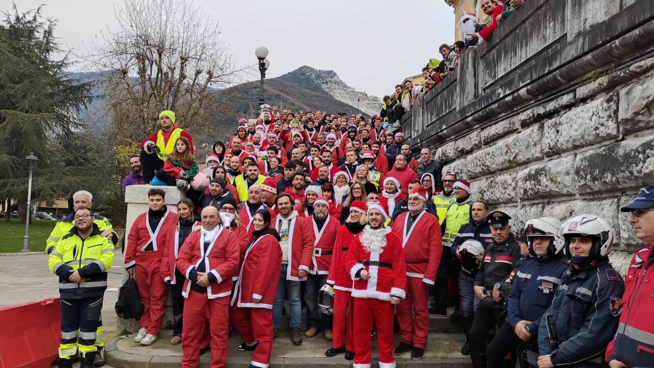 Trecento moto uniscono Massa e Carrara: i Babbo Natale hanno portato i ...