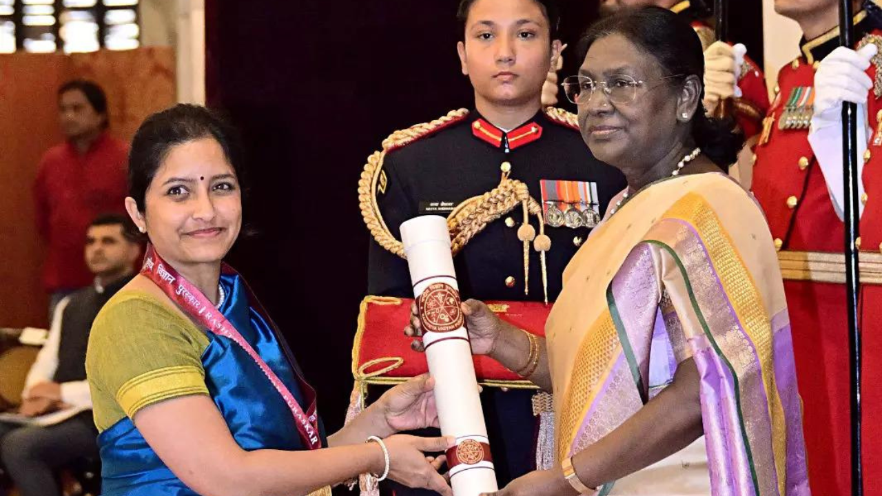 President Murmu presents Rashtriya Vigyan Puraskar, 2025 to ...