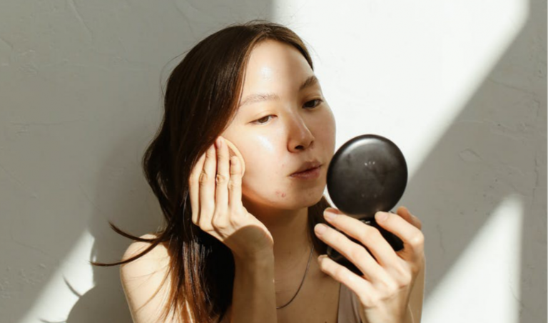 Compact powder vs two way cake, lebih bagus mana?