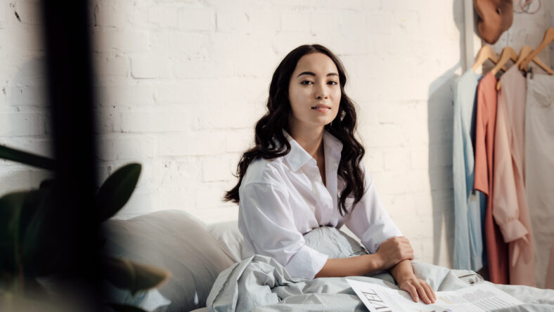 He's been dating a girl who smells so bad that he finds her repulsive ...