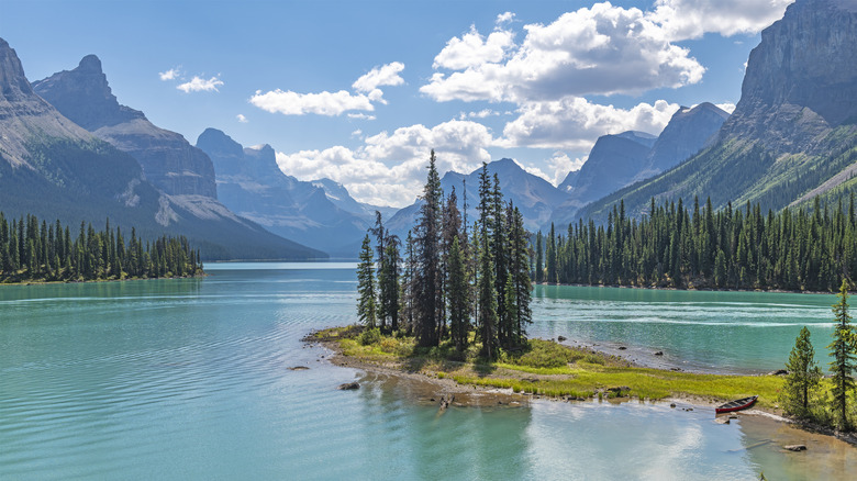 Canada's scenic hiking trail in Jasper National Park offers panoramic ...