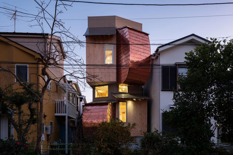In Tokyo, curved copper volumes and hinoki wood boxes build this home ...