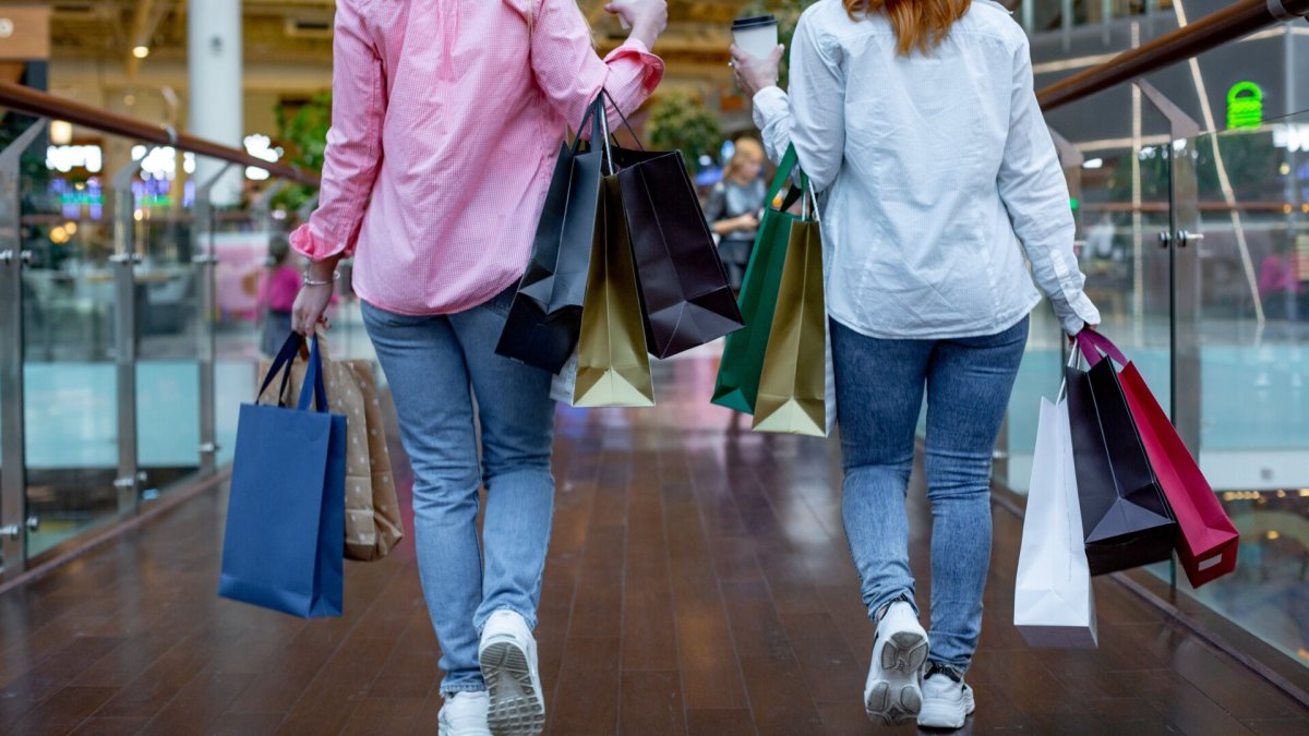 Which stores are open and closed on New Year's Day