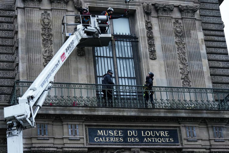 Overval op Louvre-museum - Louvre installeert tralies voor raam dat bij ...