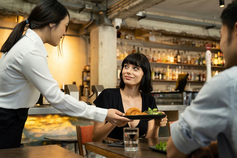 Waiter refuses to serve entitled customer who demands meal 8 minutes ...