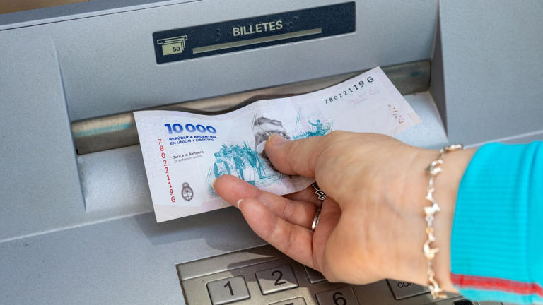 Los bancos argentinos harán un único depósito a jubilados entre el ...